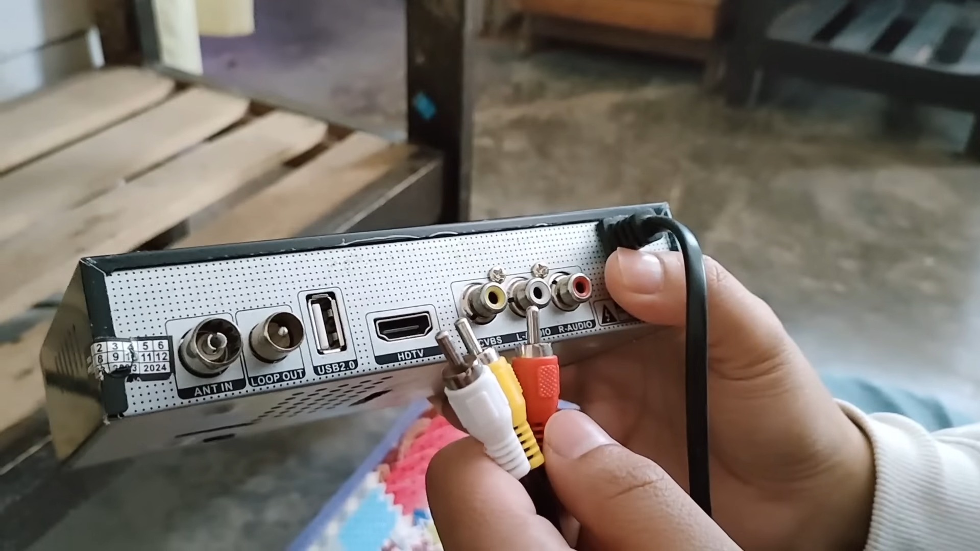 Cara Memasang Set Top Box Pada TV LED dengan Mudah Cara Memasang Set Top Box Pada TV LED dengan Mudah